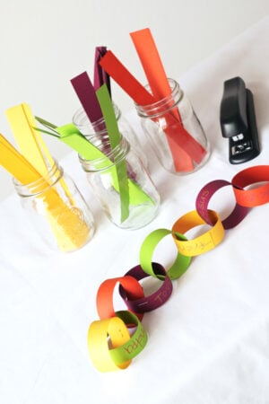 Thanksgiving Kids Table & Thankful Chain - Paging Supermom